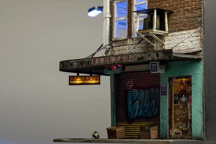 Un gigante con una pasión por el arte en miniatura - mott.pe